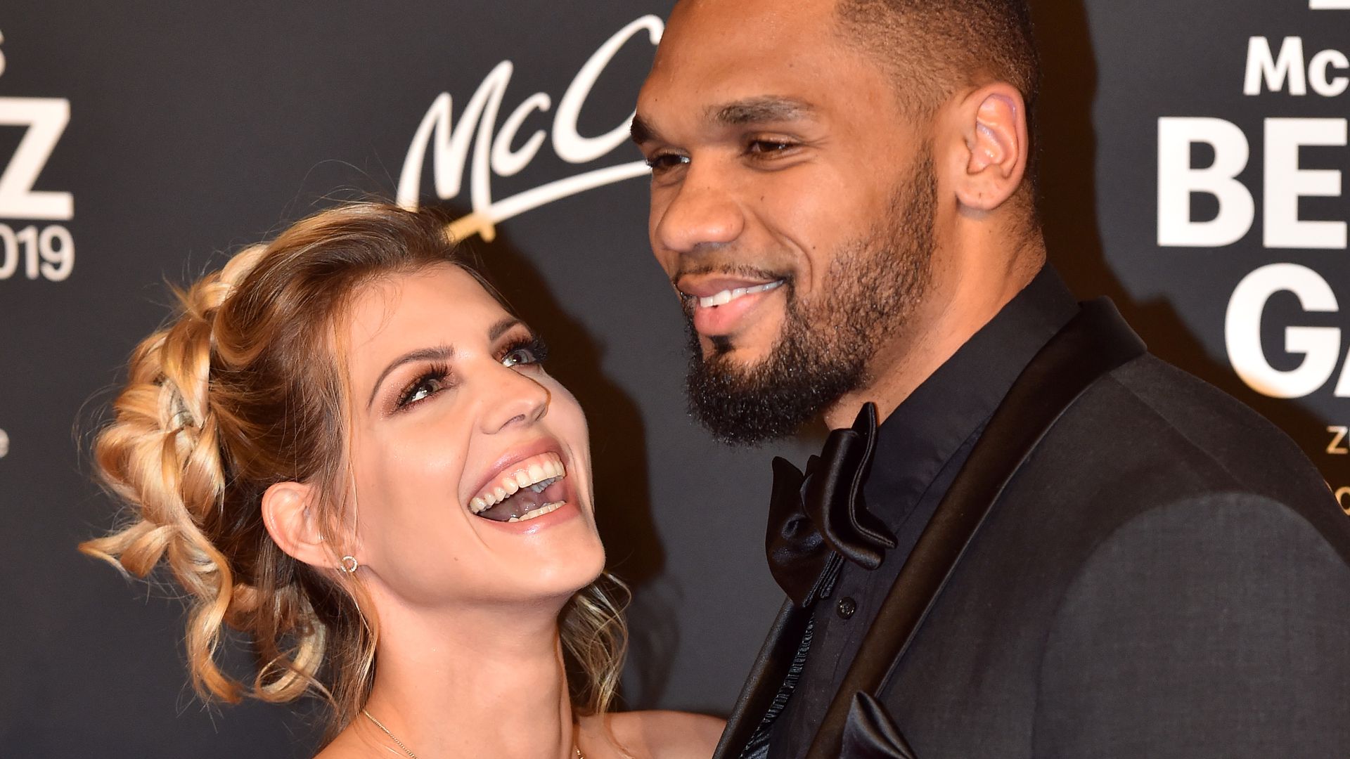 Endlich fertig: Hier zeigt Domi Harrison sein Sarah-Tattoo!