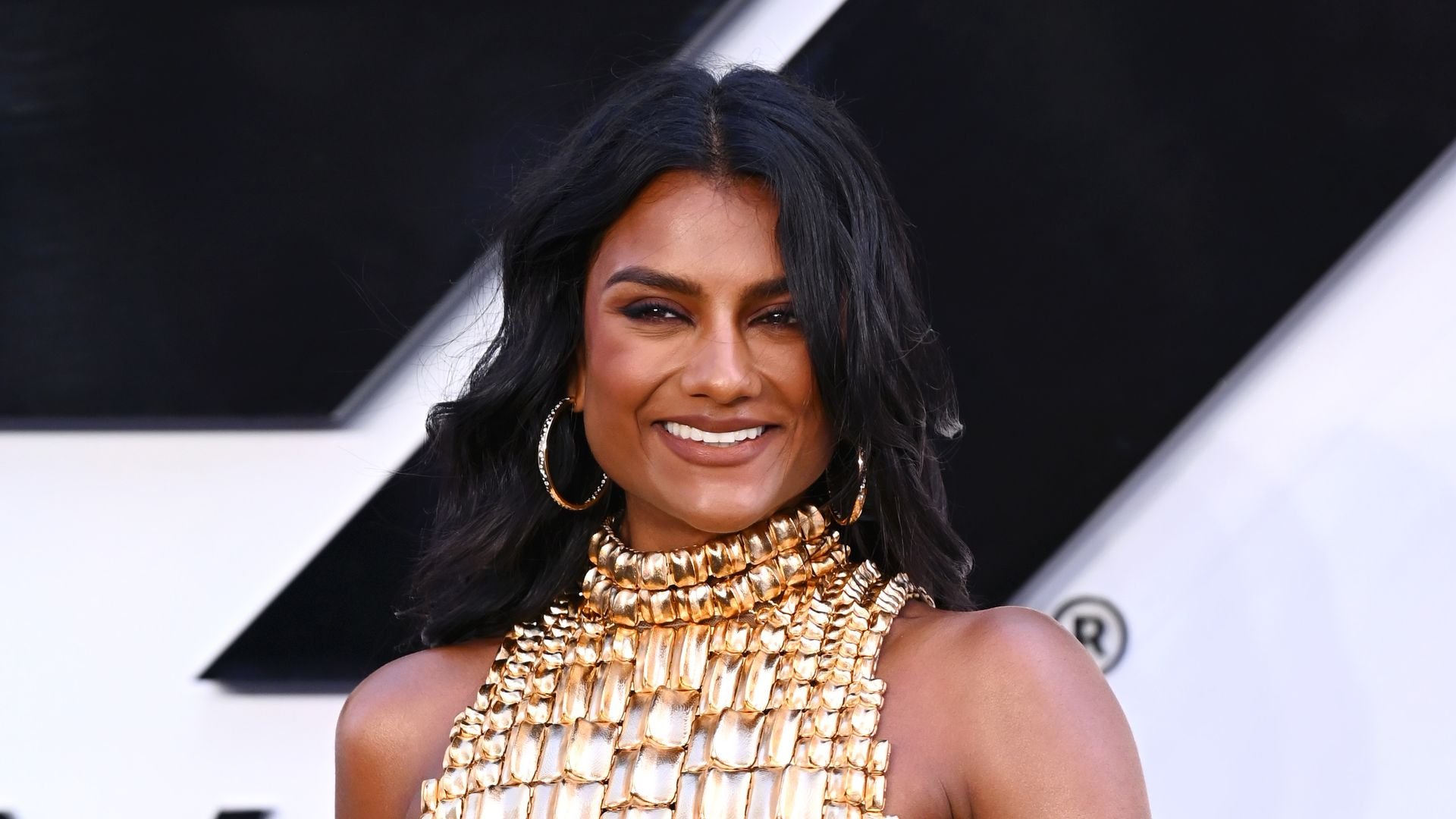 Nicht Joshua Jackson: Simone Ashley küsst unbekannten Mann