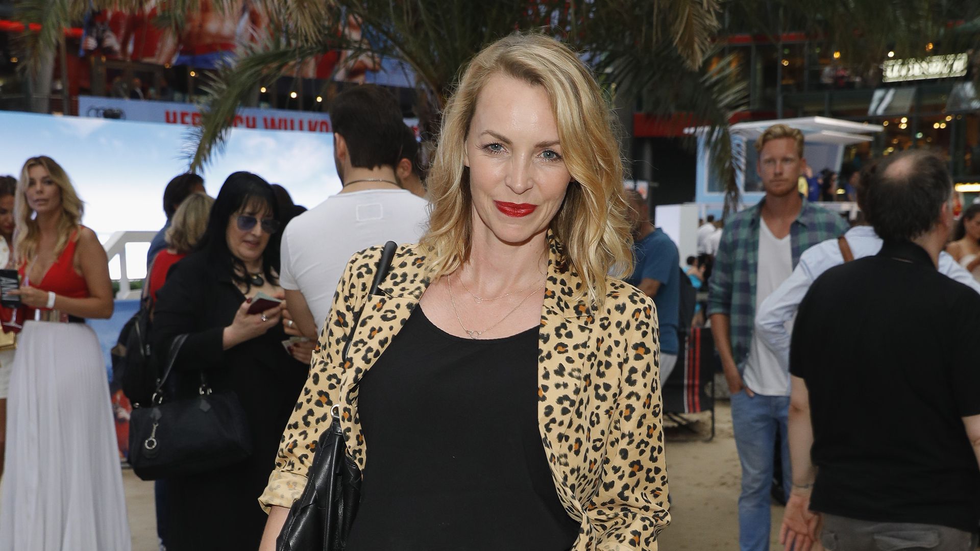 "Der Bergdoktor"-Star Simone Hanselmann posiert für Playboy