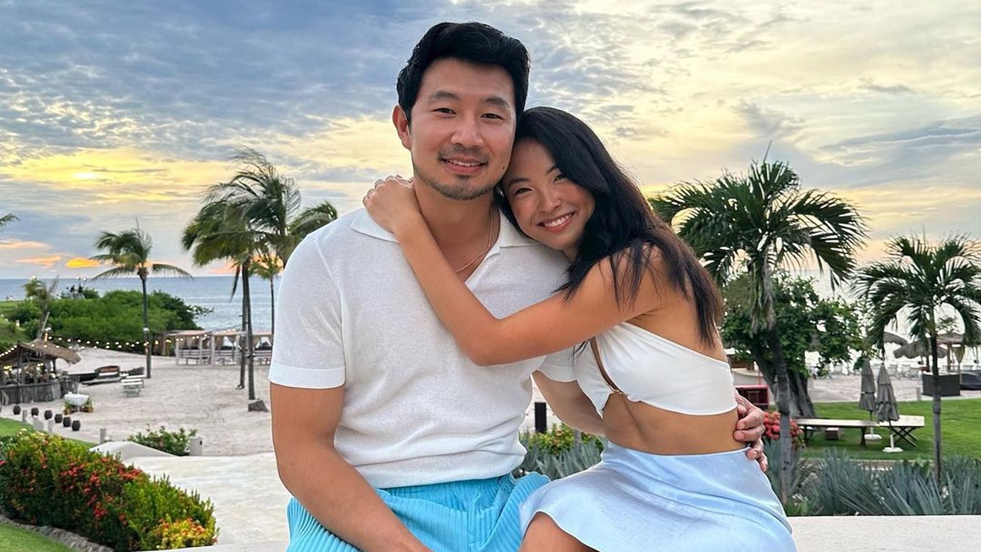 So süß gratuliert Simu Liu seiner Freundin Allison zum Bday