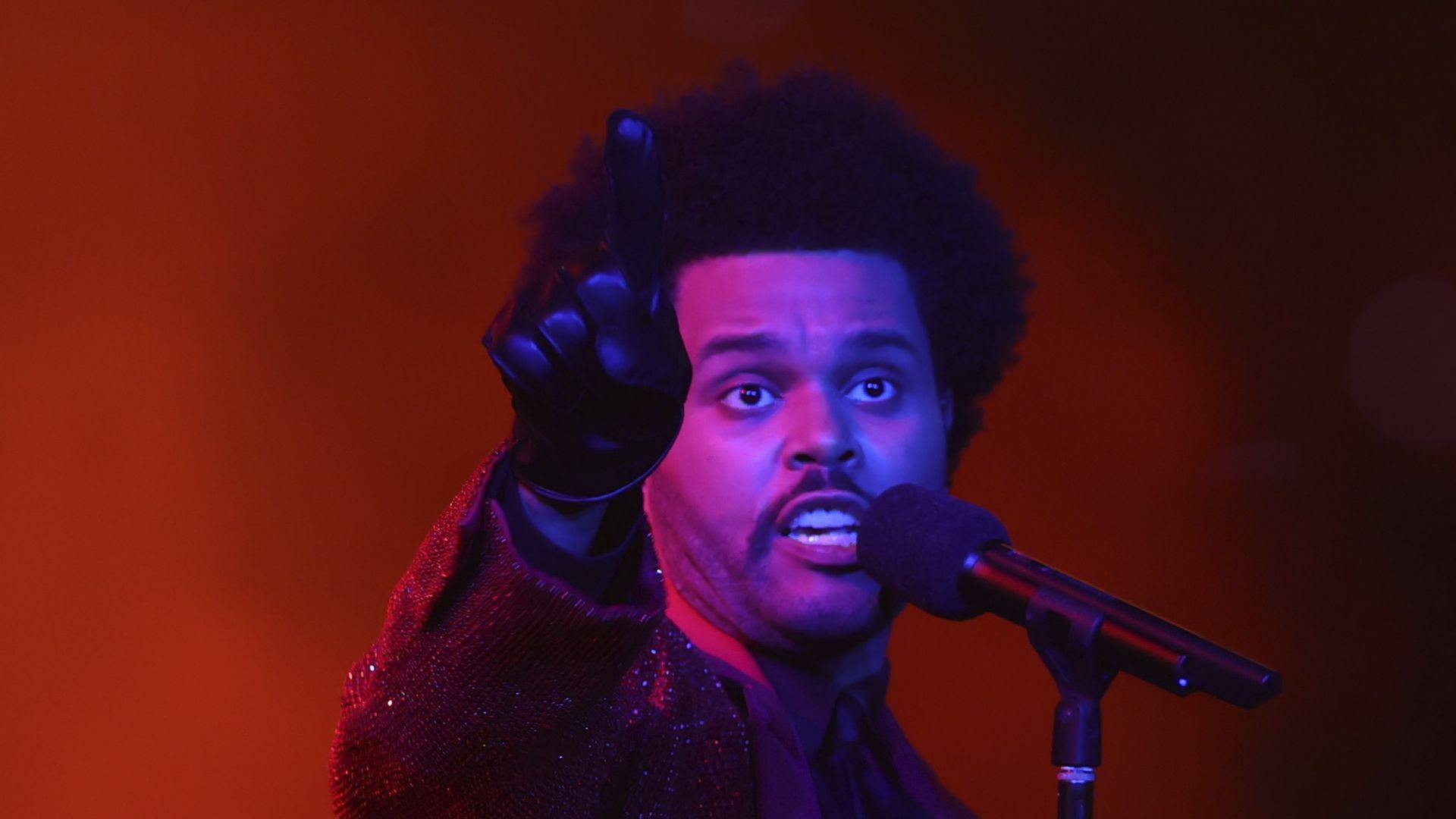 The Weeknd wird von einem Fan auf der Konzertbühne belästigt