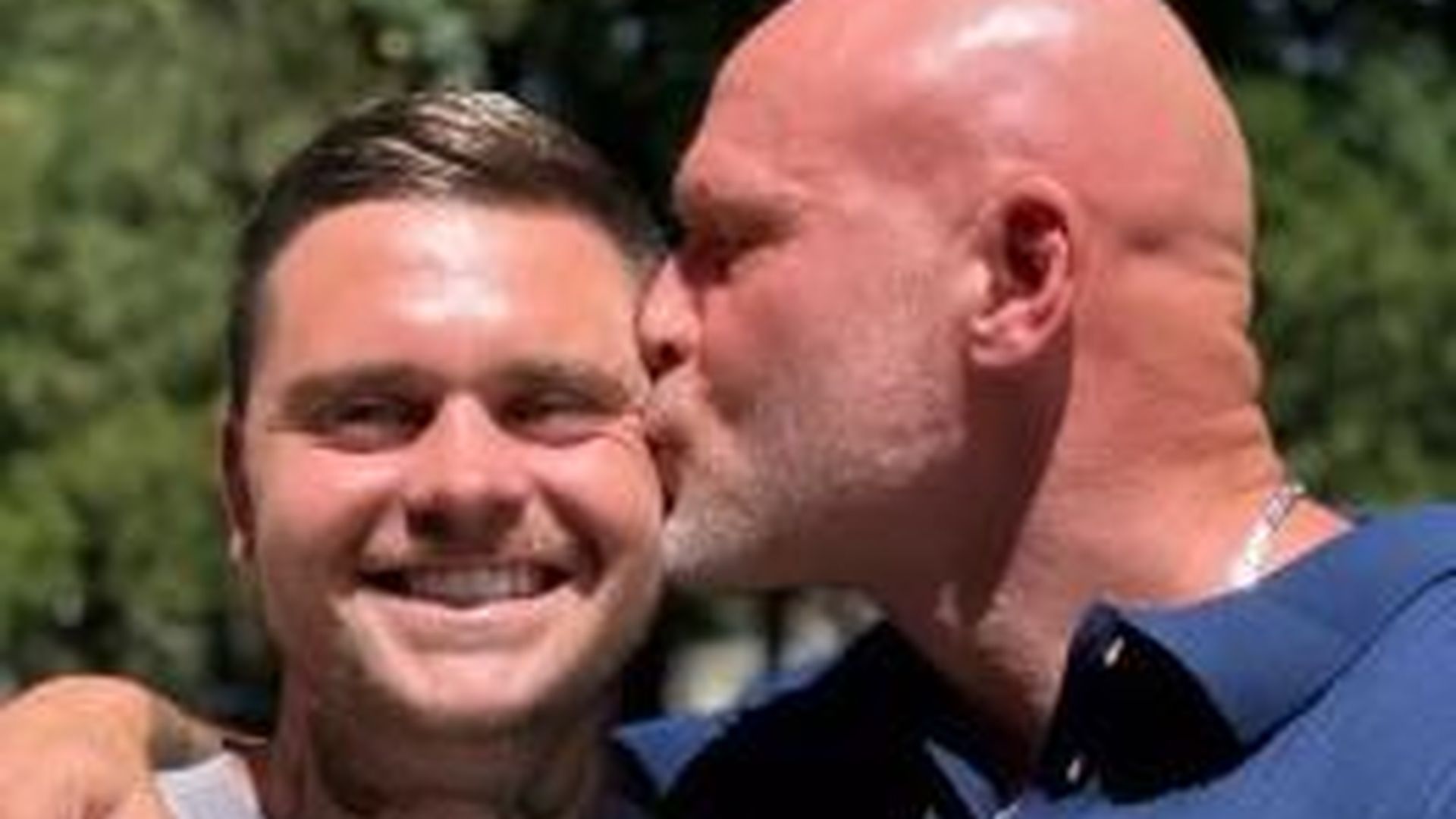 Thorsten Legat drückt seinem Sohn Nico Legat seine Liebe aus