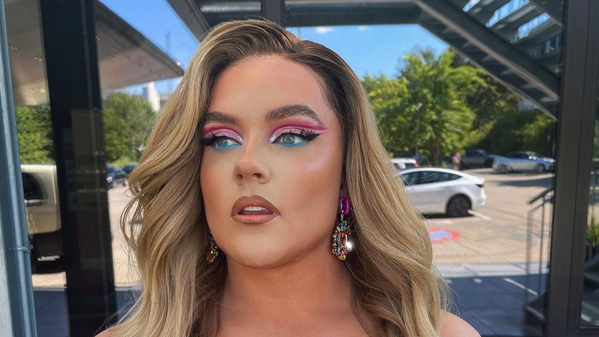 Maskuline Seite ade: Twenty4tim trägt jetzt wieder Perücken