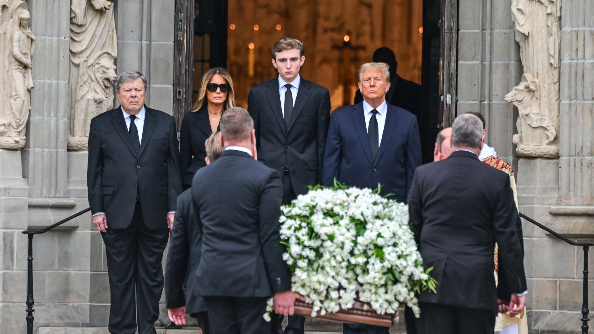 Donald Trump unterstützt Melania bei Beerdigung ihrer Mutter