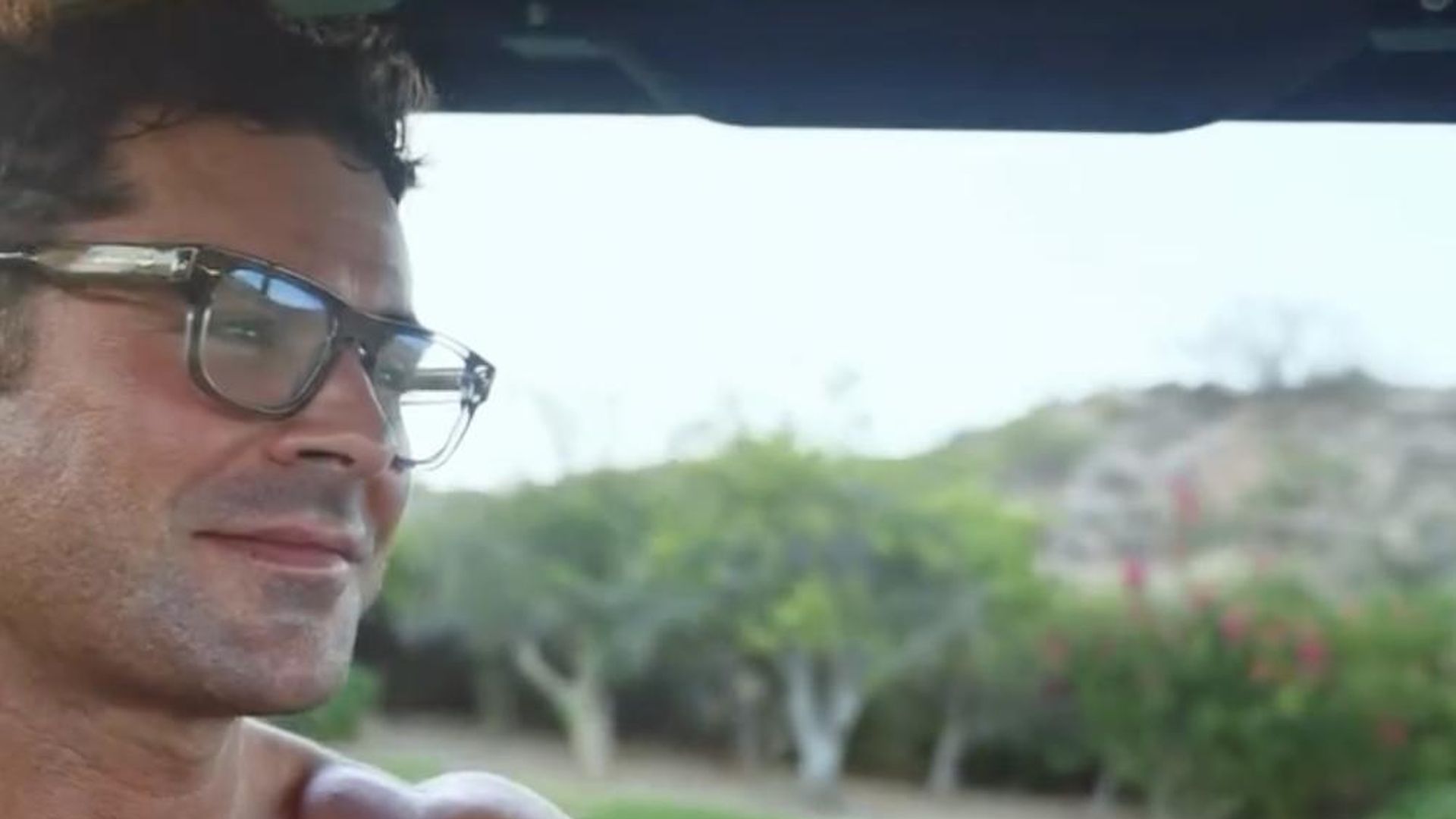 Zac Efron zeigt muskulösen Oberkörper beim Golfen mit Bruder