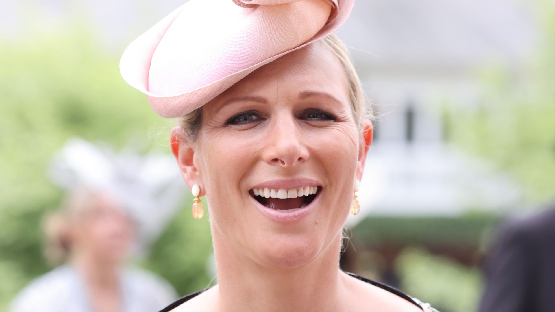 Barfuß: Zara Tindall gut gelaunt bei Dschungelcamp-Party