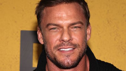 Schauspieler Alan Ritchson hat Tattoos für seine drei Söhne