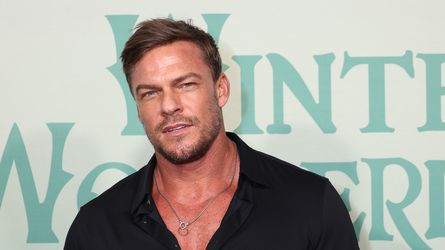 Schauspieler Alan Ritchson hat Tattoos für seine drei Söhne