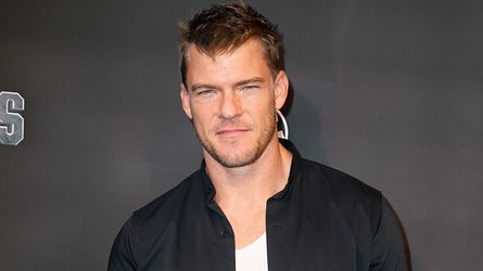 Schauspieler Alan Ritchson hat Tattoos für seine drei Söhne