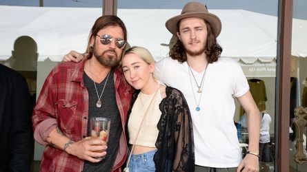 Hand in Hand: Liz Hurley & Billy Ray Cyrus strahlen bei Gala