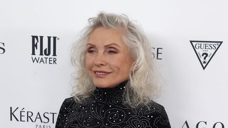 Zeitlos: Debbie Harry (80) strahlt bei "Supergirl"-Premiere