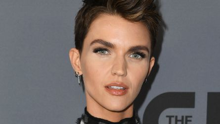 Bunter Buzz-Cut: Ruby Rose trägt coole Millimeter-Frisur!