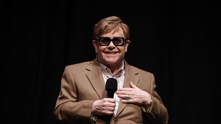 Elton John stolz: Sein Familienporträt hängt in Kunstmuseum