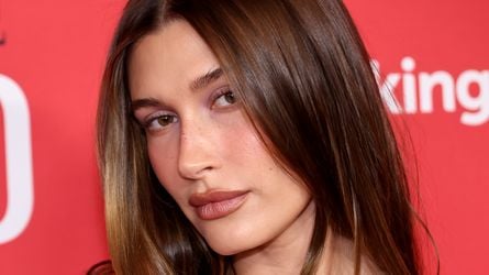 Hailey Bieber zeigt ihre endlosen Beine bei Met-Afterparty