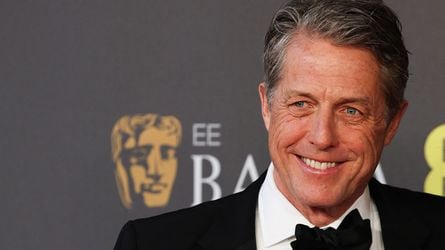 Hugh Grant und Anna turteln bei Fußballspiel in Italien