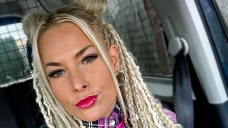 Ballermann-Star Isabel Glück lässt für Playboy Hüllen fallen