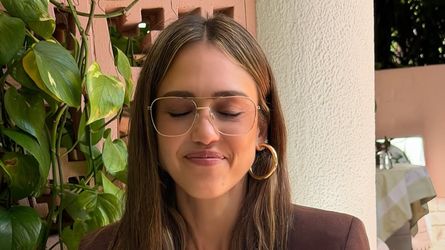 Jessica Alba und Danny Ramirez genießen heiße Küsse im Meer