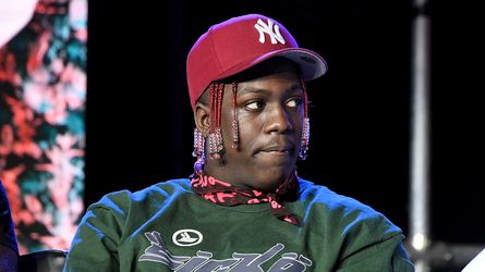 Rapper Lil Yachty stürzt während Auftritt von der Bühne
