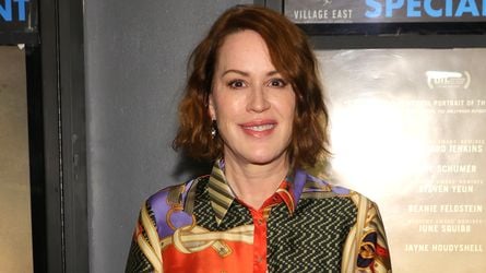 Molly Ringwald teilt seltenes Foto von Sohnemann Roman