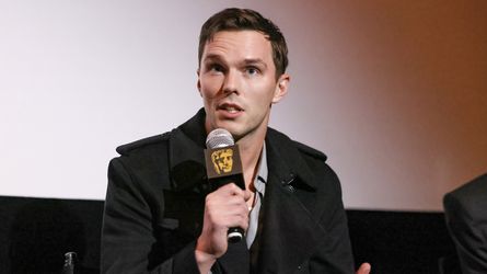 Zum ersten Mal: Nicholas Hoult zeigt sich mit seinem Sohn!