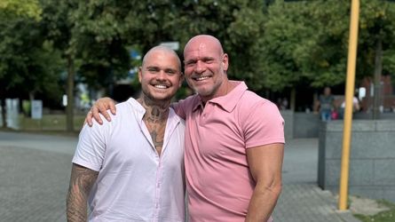 Laura macht ihrem Freund Nico Legat süße Liebeserklärung