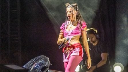 Nina Chuba machte sich während eines Konzerts in die Hose