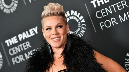 Bandscheiben-OP: Pink beginnt das Jahr 2026 im Krankenhaus