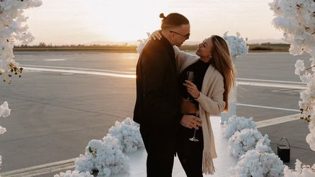 Rapper RAF Camora überrascht mit Heiratsantrag am Rollfeld