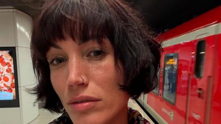 Komplett nackig: Hier lässt Claudia Obert die Hüllen fallen