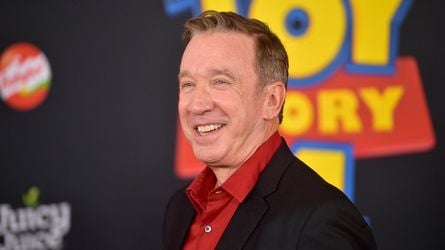 Süß: Kaitlyn Dever überrascht Serien-Papa Tim Allen am Set