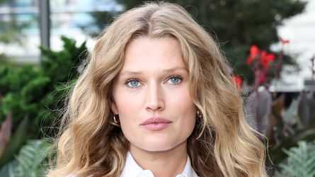Halsbrecherisch: Toni Garrn erklimmt Felsen im Brautkleid